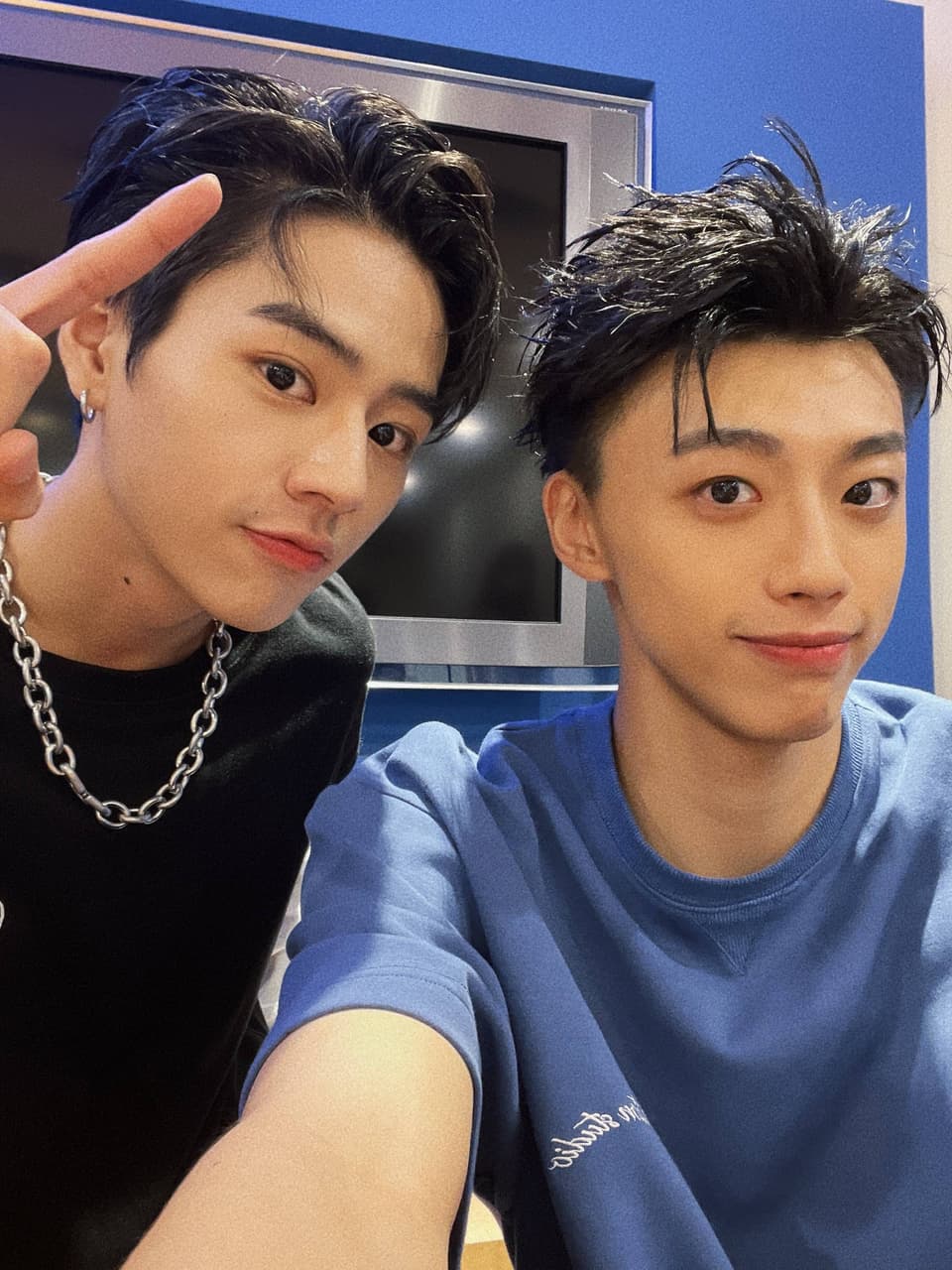 追蹤滿3000人的福利來ㄌ😝(內含桌子翔續集...) - Ozone (@ozone_official) | Dcard