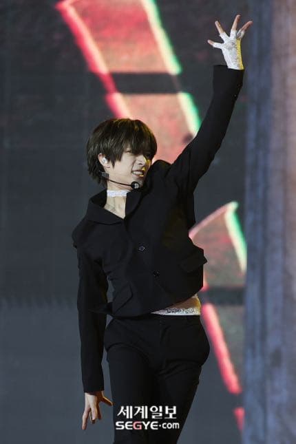 #分享 韓網HOT🔥不知道穿了什麼的男團服裝 - 追星板 | Dcard