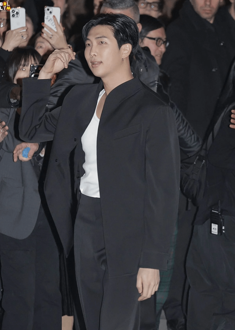 #分享 防彈少年團 RM 出席Bottega Veneta時裝秀 一身打扮完全符合建國吧的讚揚 - BTS板 | Dcard