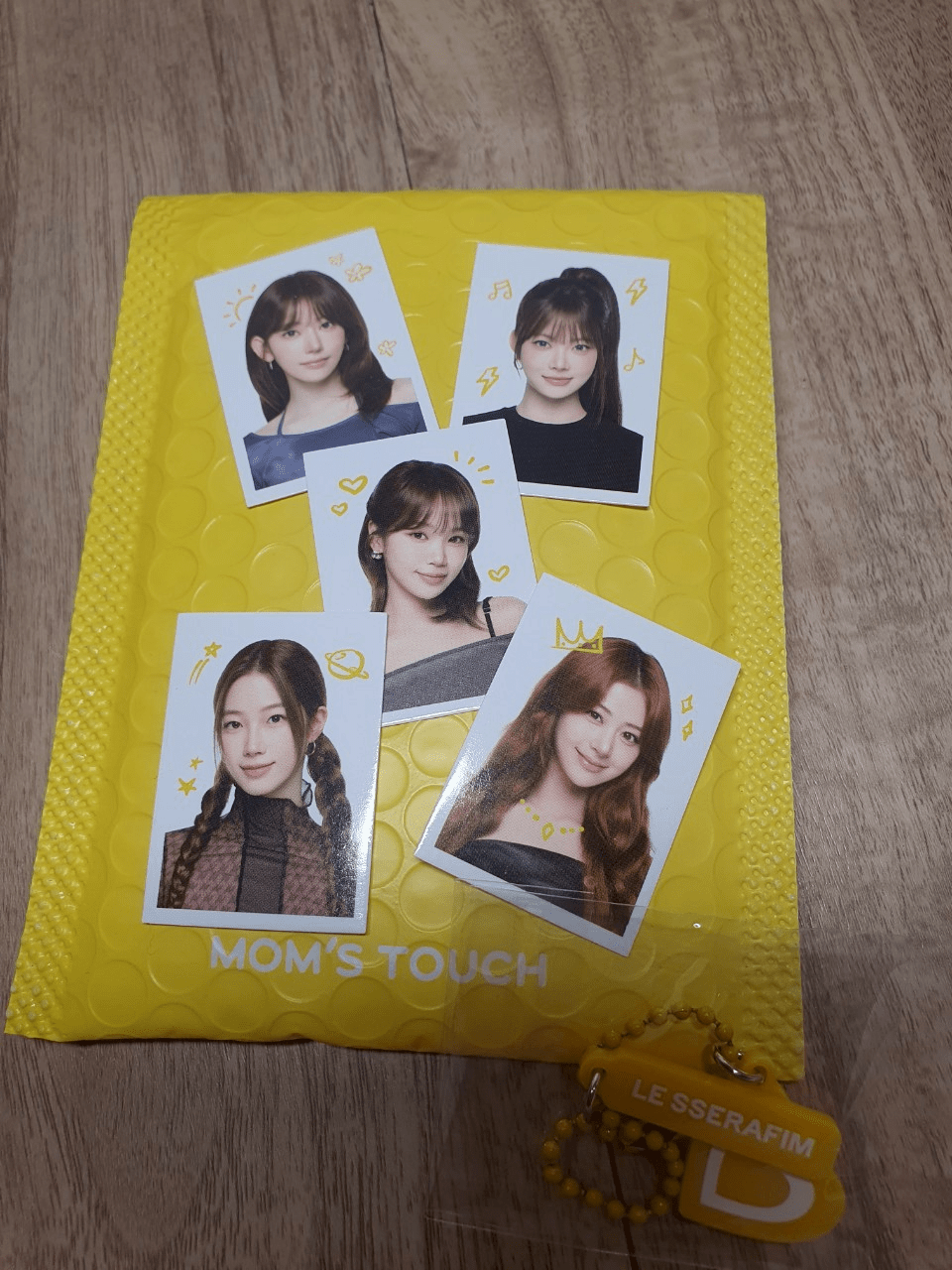 #分享 LE SSERAFIM × MOM'S TOUCH 最強聯名迷你小卡開箱 - 追星板 | Dcard