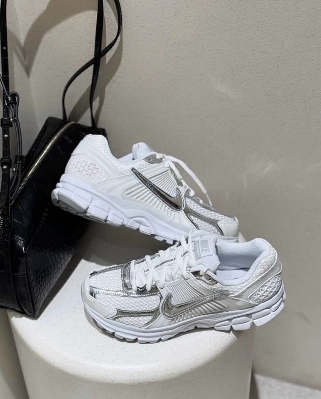 #我要賣 nike air zoom vomero 5 白銀 - 二手交易板 | Dcard