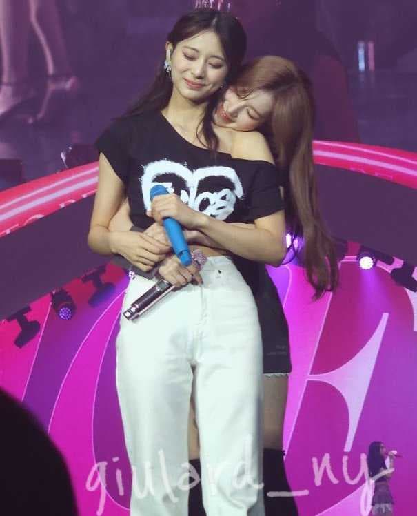 #分享 泰國場🇹🇭D1紗瑜💜💙再次大撒糖，啵啵💋抱抱全都來 - TWICE板 | Dcard