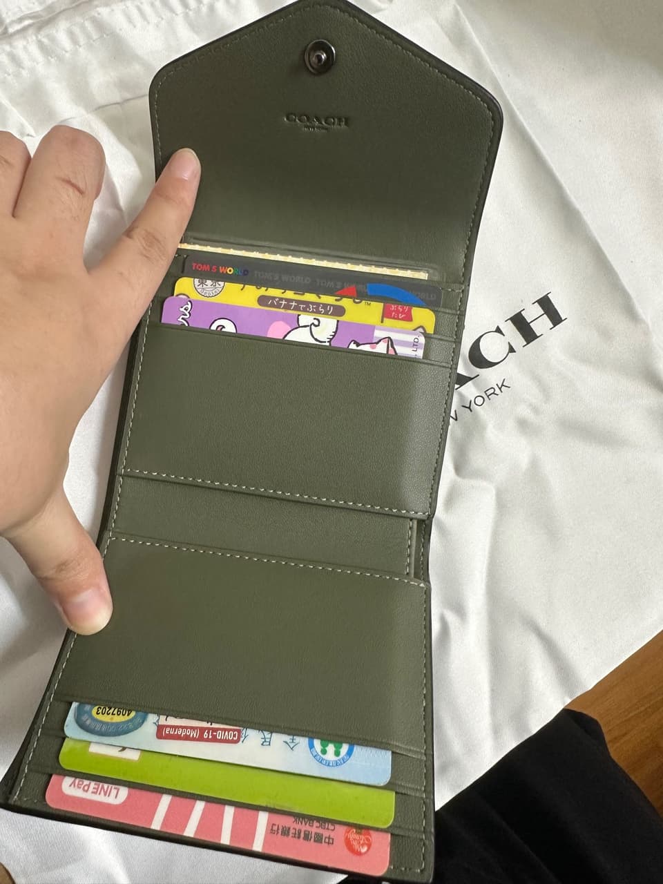 #開箱 Coach (PILLOW MADISON 絎縫單肩手袋-V5/Army Green)開箱 - 精品板 | Dcard