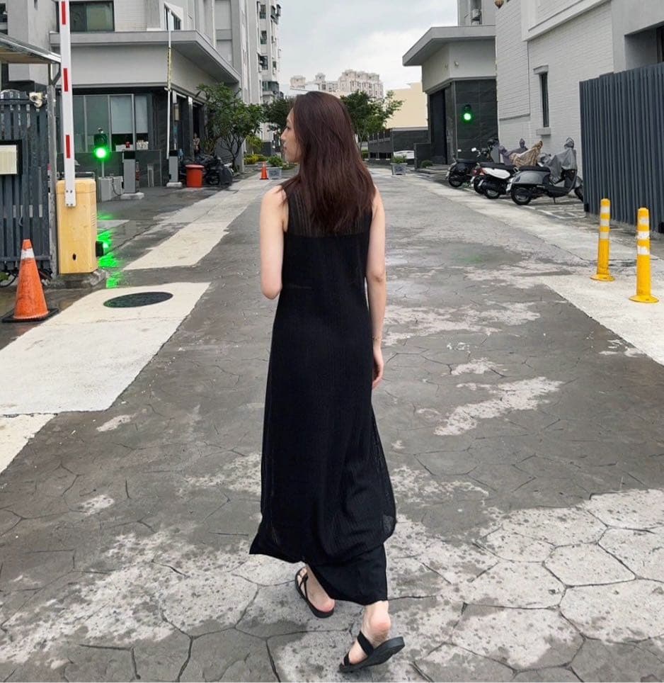 #分享 洞洞背心外罩怎麼穿～🖤 - 小雞🐤 (@derrica) | Dcard