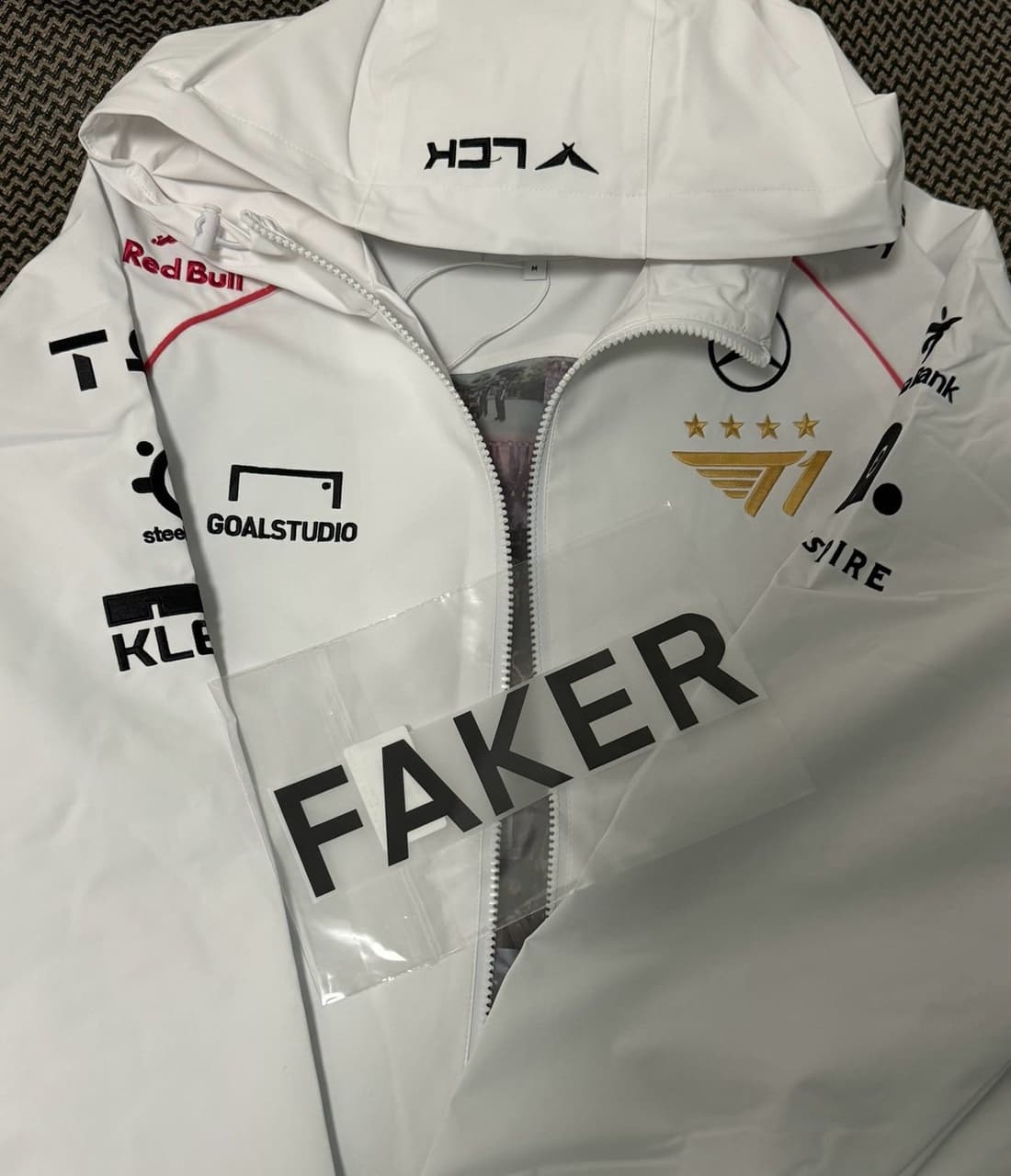 #分享 T1 世界賽隊服FAKER外套+奪冠五星紀念代購（已截止） - 英雄聯盟板 | Dcard