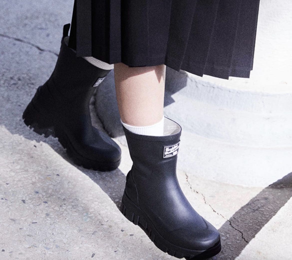2款中筒雨靴推薦☔️ 質感實用兼具 時髦穿搭 雨天必備防水鞋～ - 三年五班守日人 (@a9509357) | Dcard