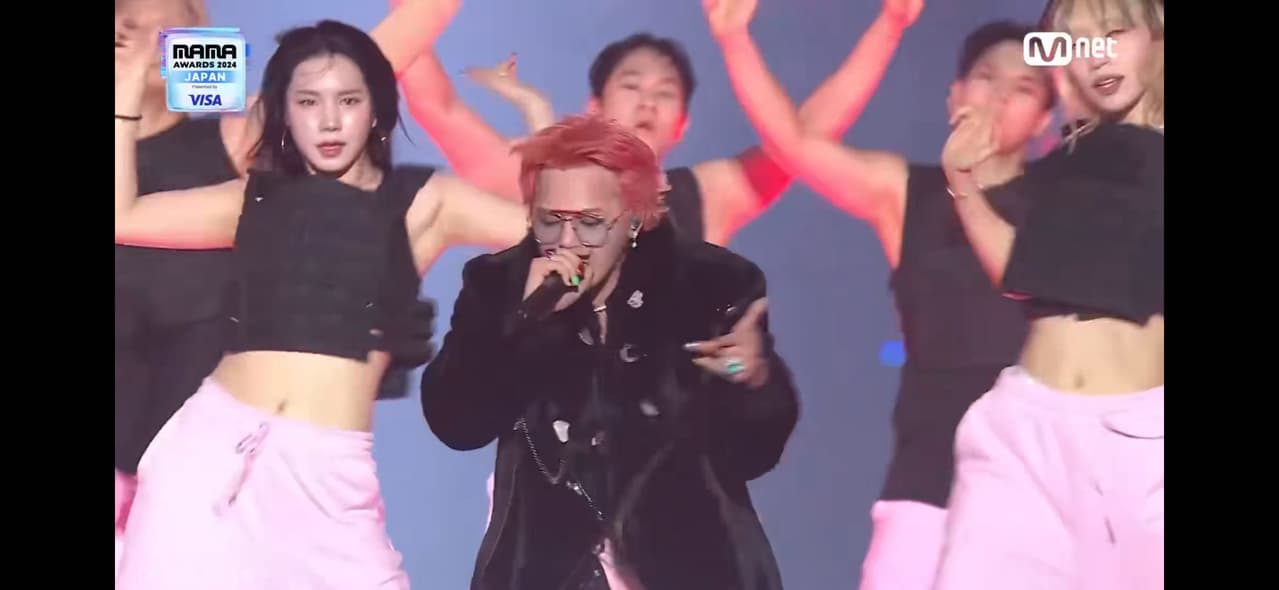 #詢問 MAMA GD旁邊的女伴舞是誰 - 追星板 | Dcard