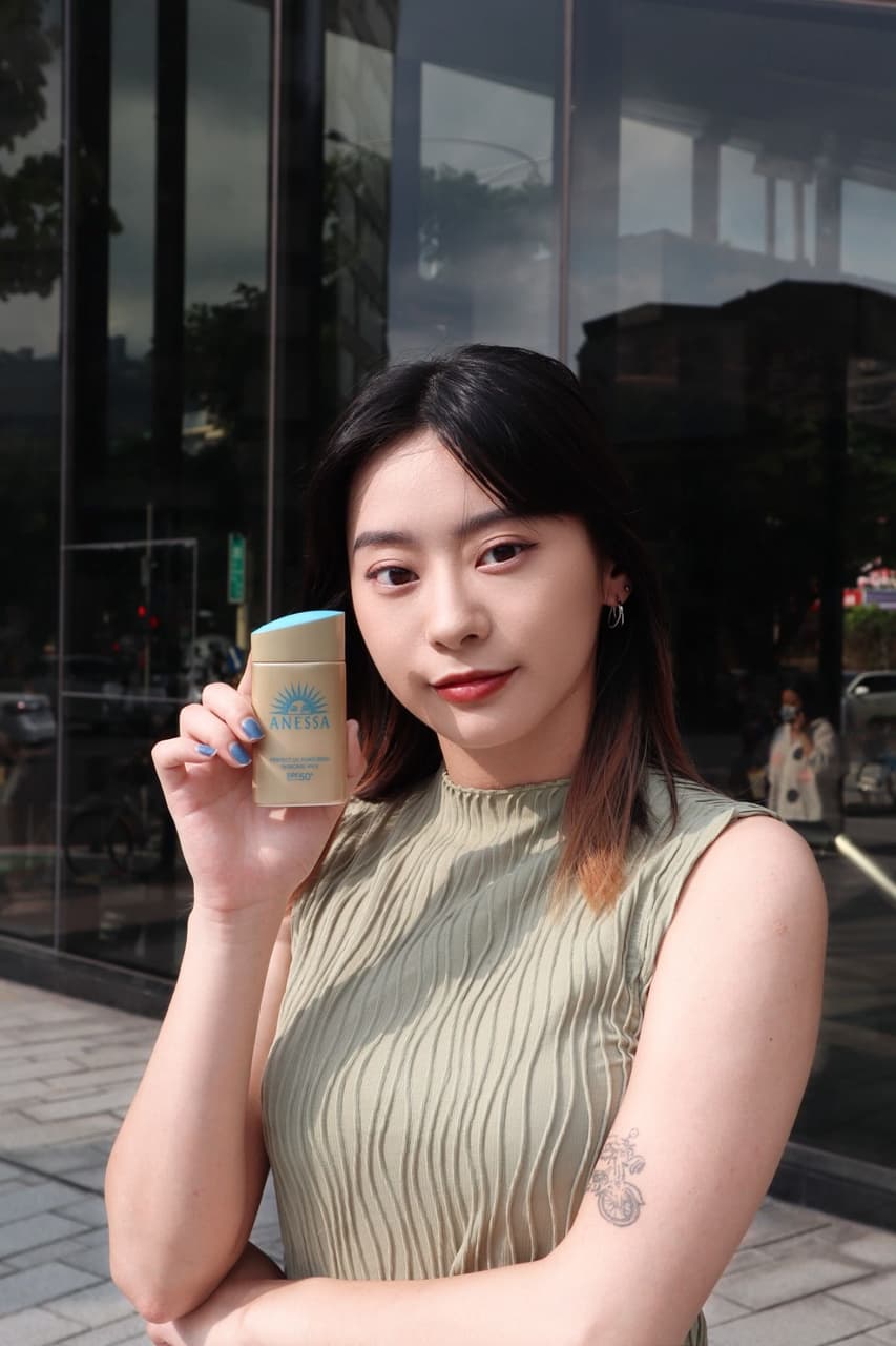 不怕黑還是得擦防曬！ANESSA 安耐曬 金鑽高效防曬露NA 5X版 - 美妝板 | Dcard