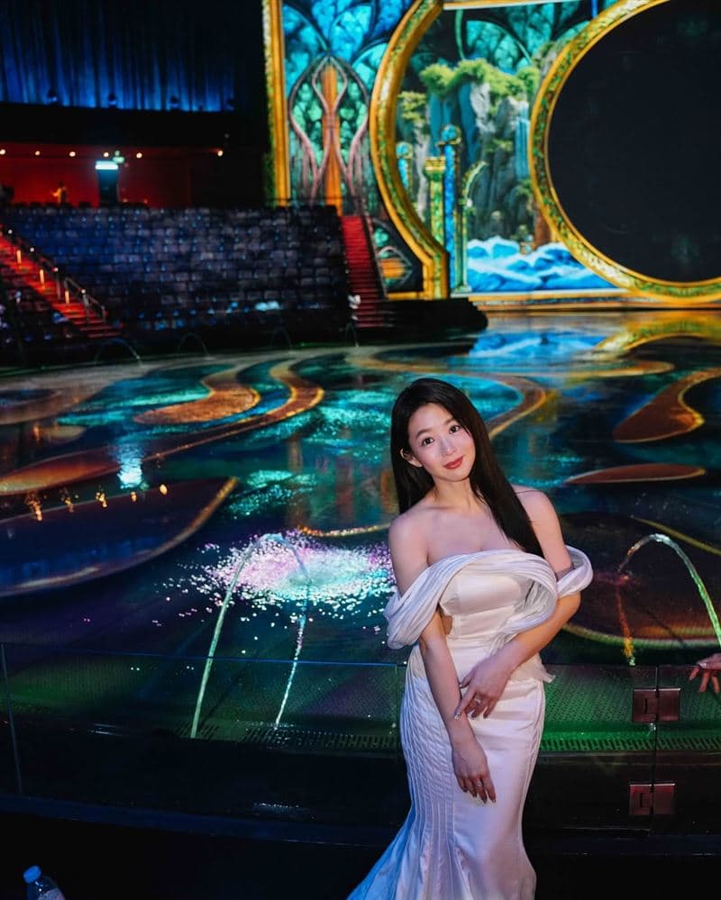 郭書瑤深夜放火！0肩帶「深溝北半球」絕頂身材外洩 邪惡視角被看光 - SETN三立新聞網 (@setn54) | Dcard