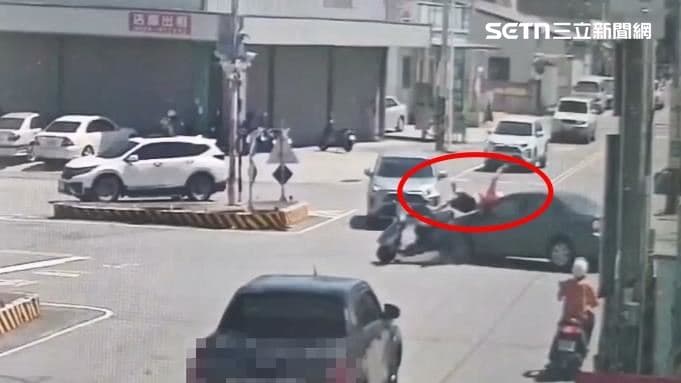 女開車闖紅燈攔腰撞機車！騎士噴飛車頂翻滾2圈「倒栽蔥落地」畫面曝光 - SETN三立新聞網 (@setn54) | Dcard
