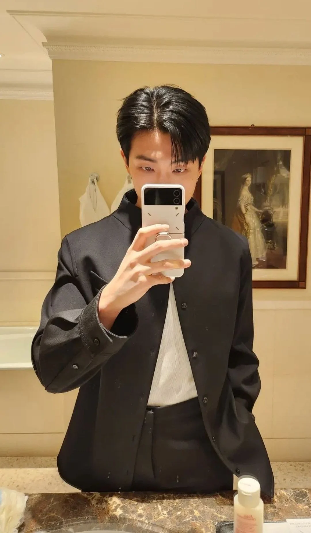 #分享 防彈少年團 RM 出席Bottega Veneta時裝秀 一身打扮完全符合建國吧的讚揚 - BTS板 | Dcard