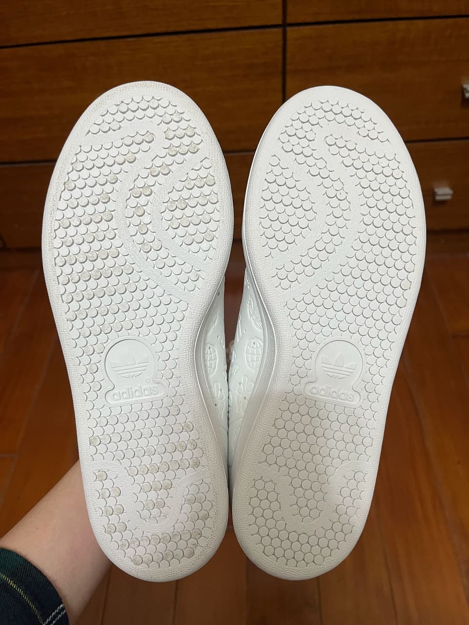 #我要賣 👟 全新 Adidas Stan Smith 塗鴉壓紋白鞋 - 二手交易板 | Dcard