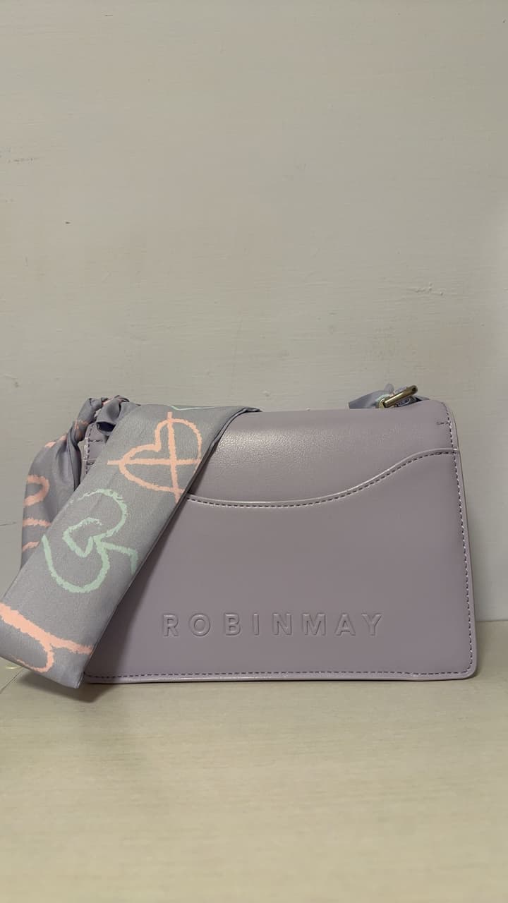 #我要賣 #我要賣 降價售 舒華代言 ROBINMAY 狂派塗鴉斜背包(QUEEN版)（已售出） - 二手交易板 | Dcard