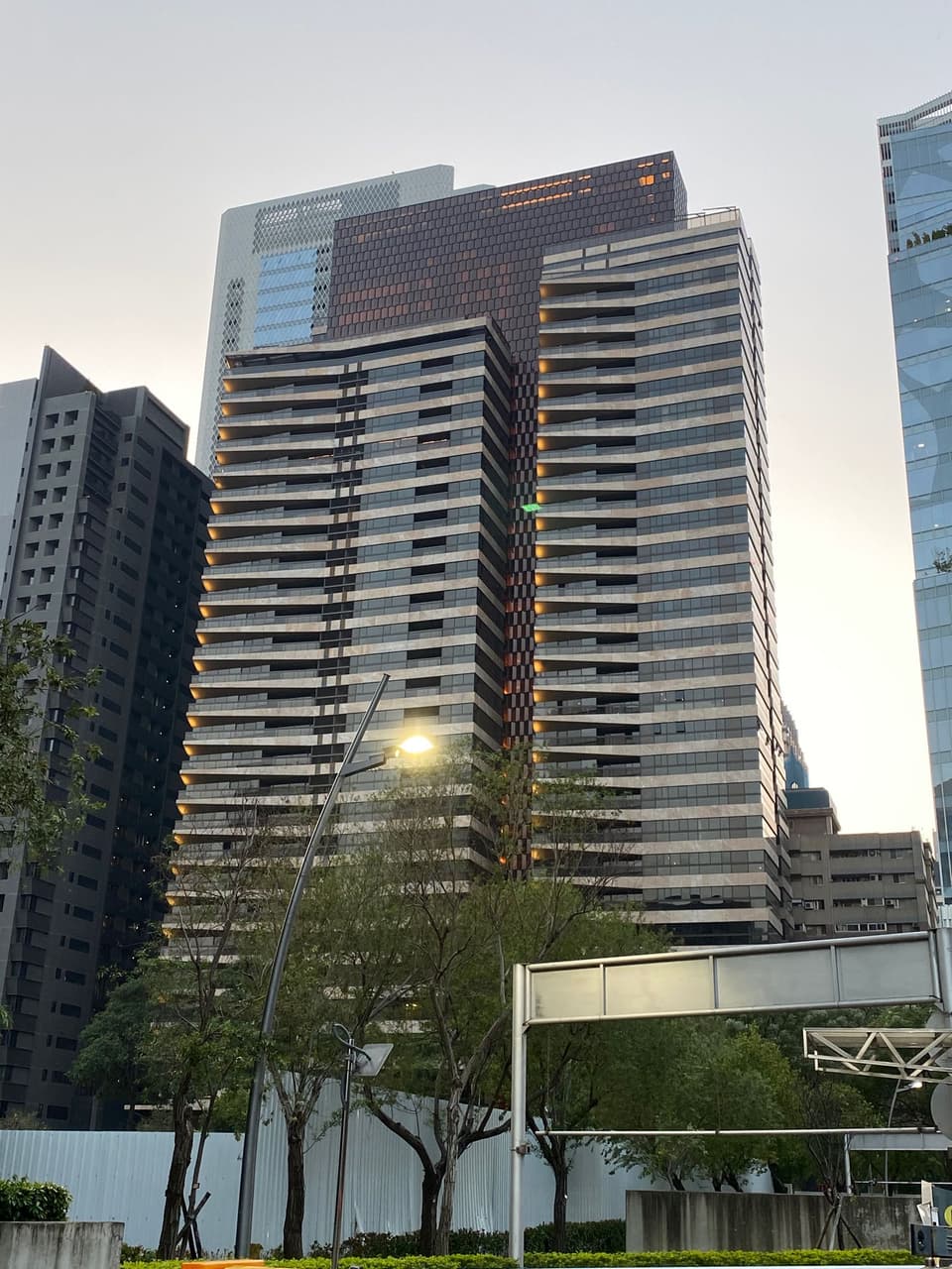 向教育部檢舉台大醫院放任吳其穎（蒼藍鴿） - B118 留言 | Dcard