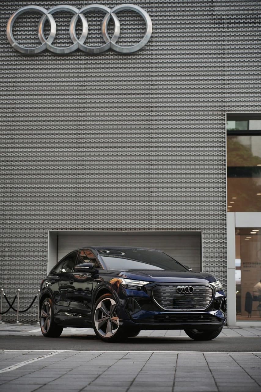 Q4 Sportback e-tron 45 s line edition one 星際藍 實拍照 - 汽車板 | Dcard