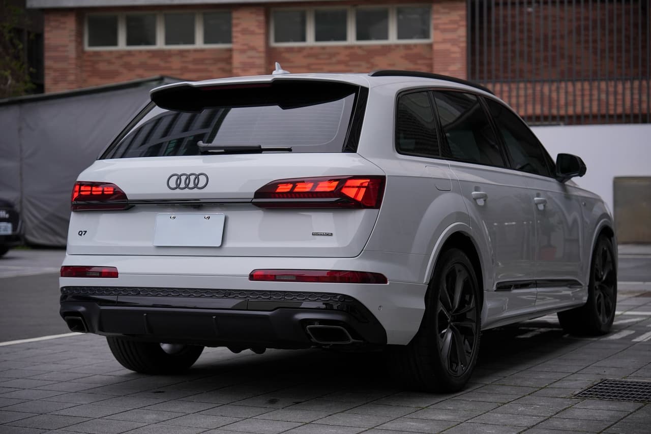 Audi Q7 55 TFSI quattro S line｜金屬冰川白 Glacier White｜交車照片分享 - 汽車板 | Dcard