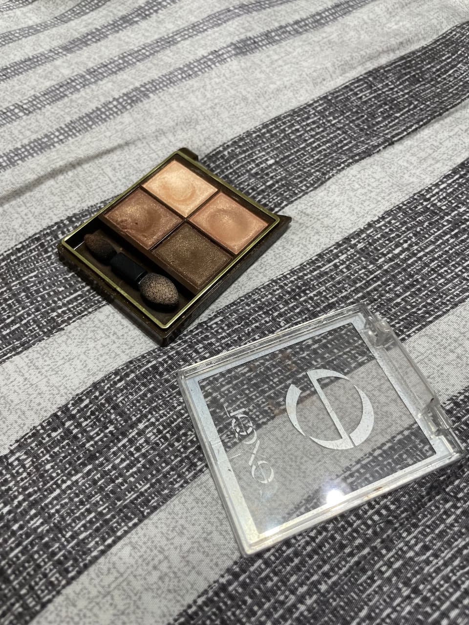 #分享 鴨鴨眼影盤 vs Excel SR03 差異 - 美妝板 | Dcard