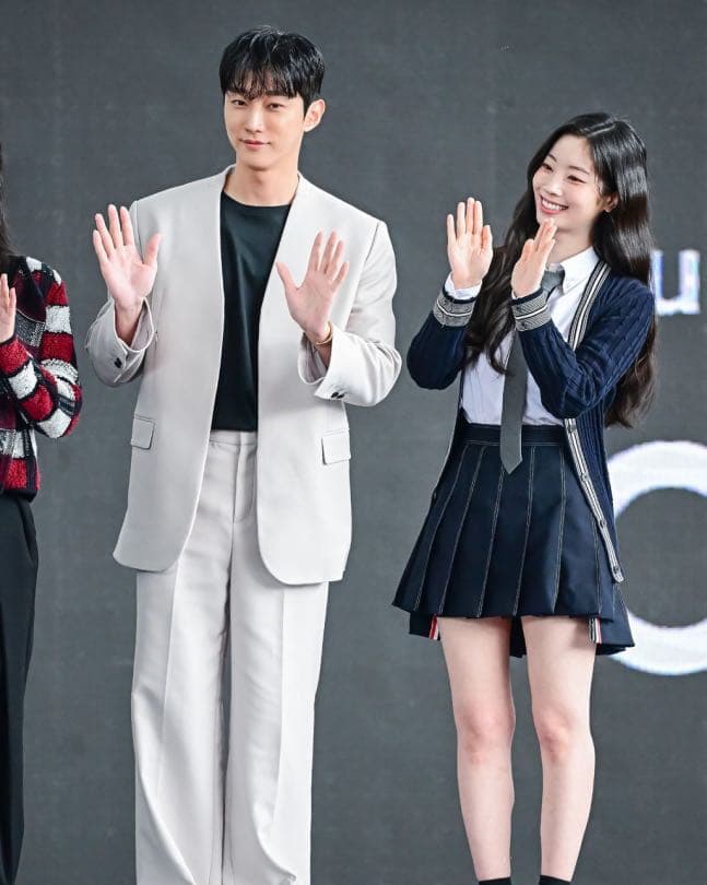 #分享 多賢參與釜山電影節Day2戶外問候新聞圖 - TWICE板 | Dcard