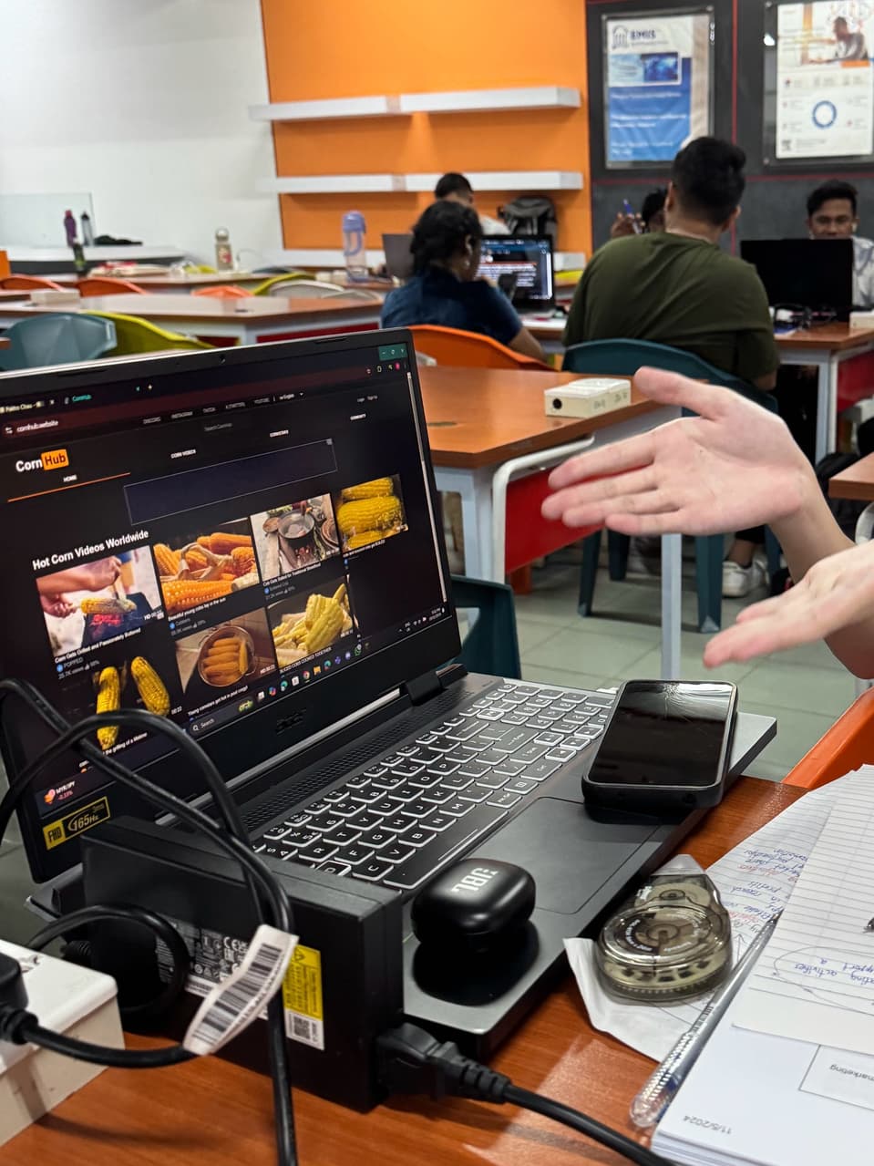 大半夜 竟然有人在LP….？ - MMU板 | Dcard