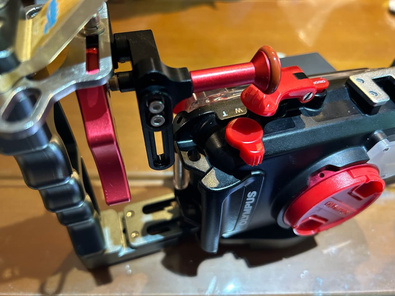 #售二手 二手潛水水攝入門組-TG4加防水殼/廣角鏡/支架/持續燈 （台北新北面交）可交換Sony A7III用定焦鏡 - 二手交易板 | Dcard