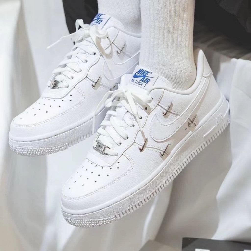 Nike Air Force 1 LX 白 四勾 小勾 泫雅 - 屎丹粒 (@a130322127) | Dcard