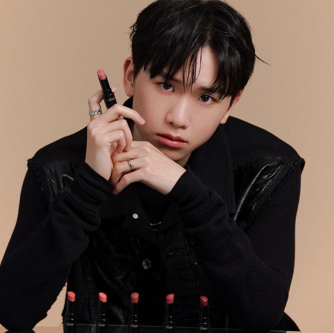 魅惑系男孩AcQUA轉大人/「Mmm⋯偷偷的Kiss it 」擦上唇彩💄讓你唇唇欲動💋徹底被撩撥 💗 - 原子少年板 | Dcard