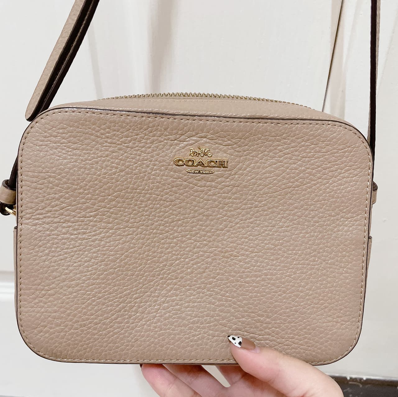 #我要賣 9成新左右 Coach小方包卡其色 - 二手交易板 | Dcard