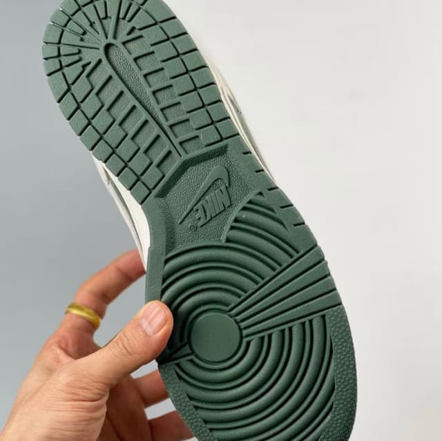 #發問 找鞋 nike dunk sb大友克洋聯名 - 球鞋板 | Dcard