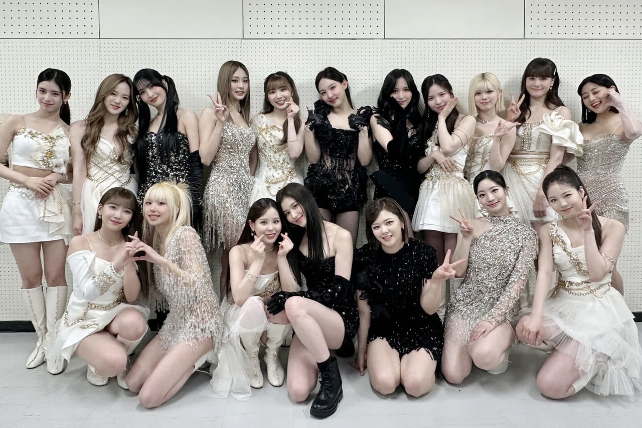 #趣事 TWICE+NiziU 紅白歌合戰後台JYPE女團大合照 - TWICE板 | Dcard