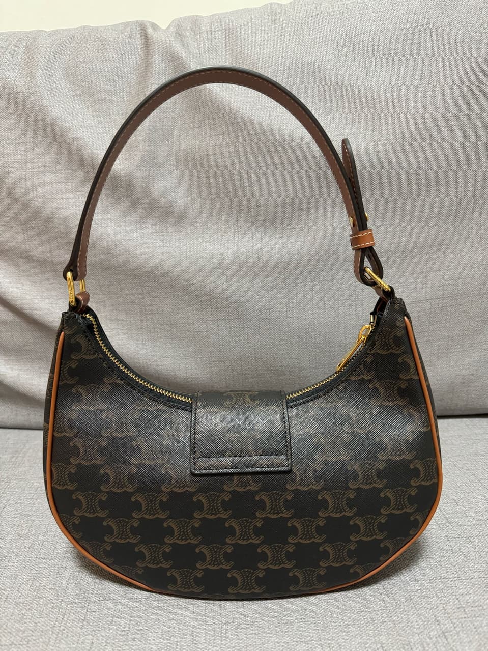 #我要賣 ‼️降價售‼️ CELINE AVA TRIOMPHE 凱旋門 腋下包 - 二手交易板 | Dcard