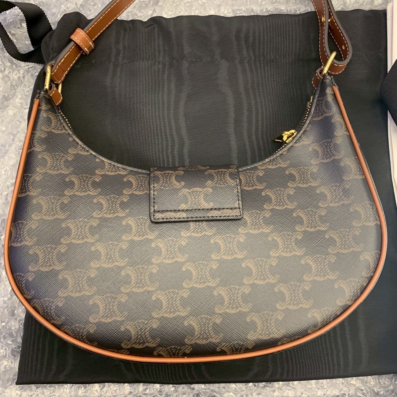 #我要賣 #我要賣二手celine ava腋下包 - 二手交易板 | Dcard