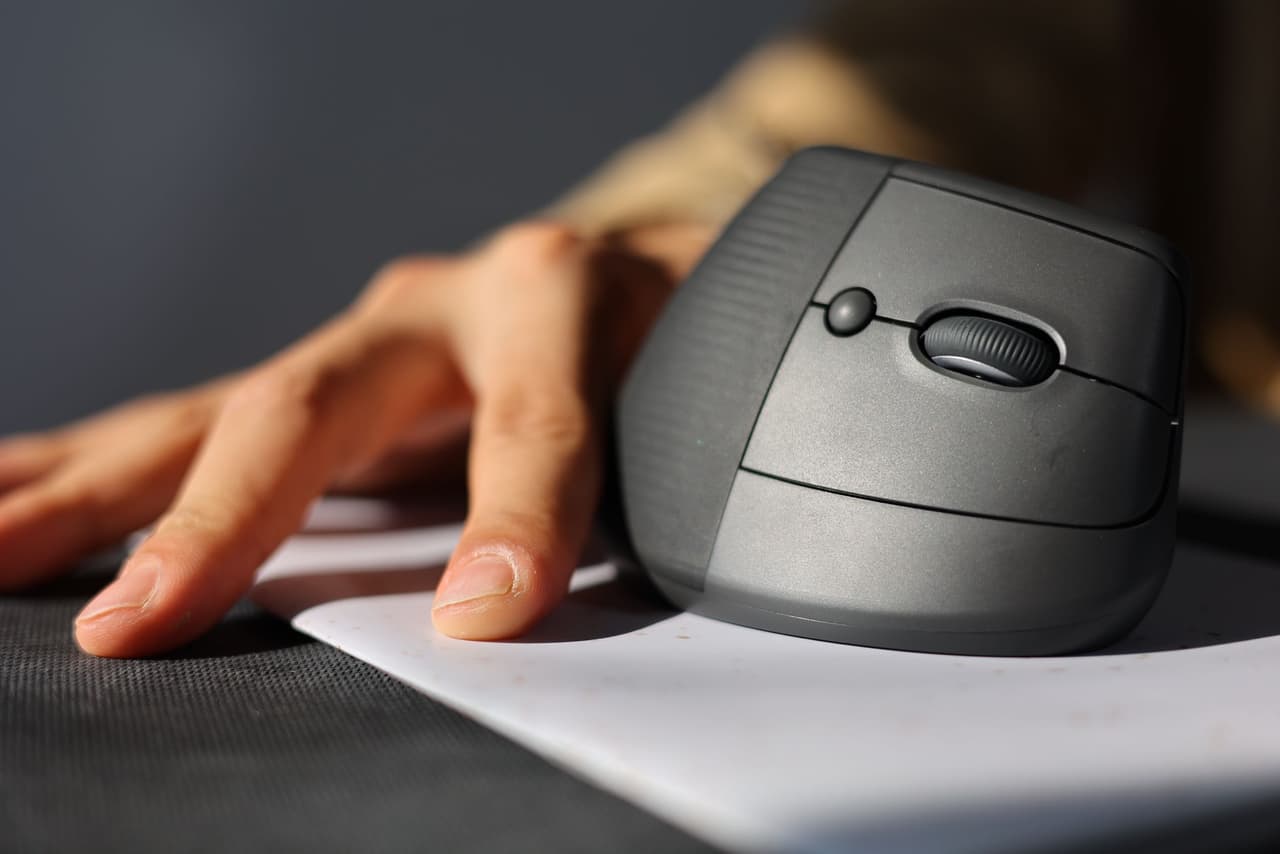 Logitech LIFT人體工學垂直滑鼠 - 3C板 | Dcard