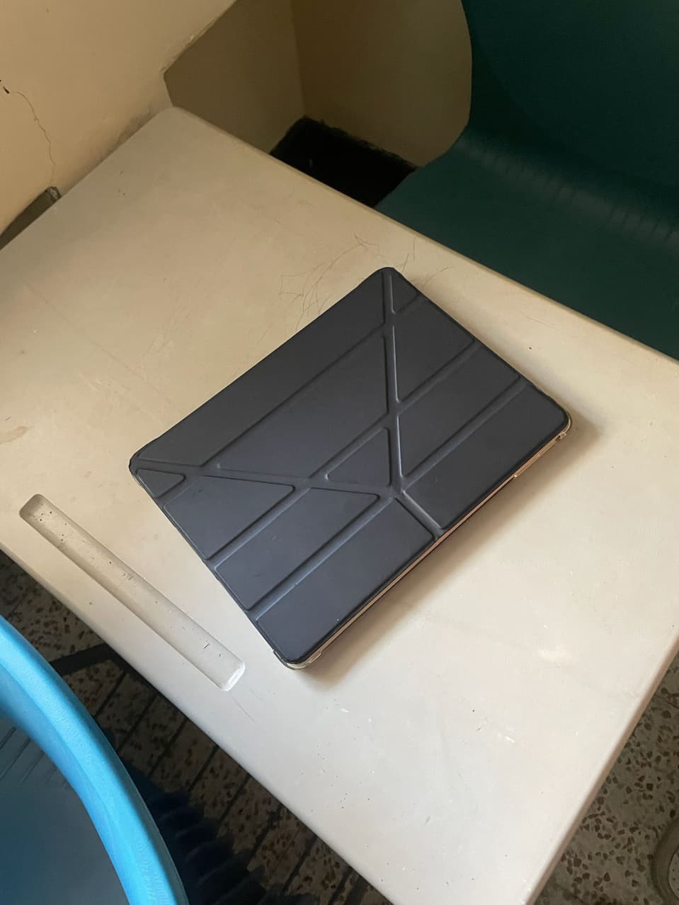 誰的平板沒拿放在cm106 因為要鎖門了 幫你放教官室 - 高雄師範大學板 | Dcard