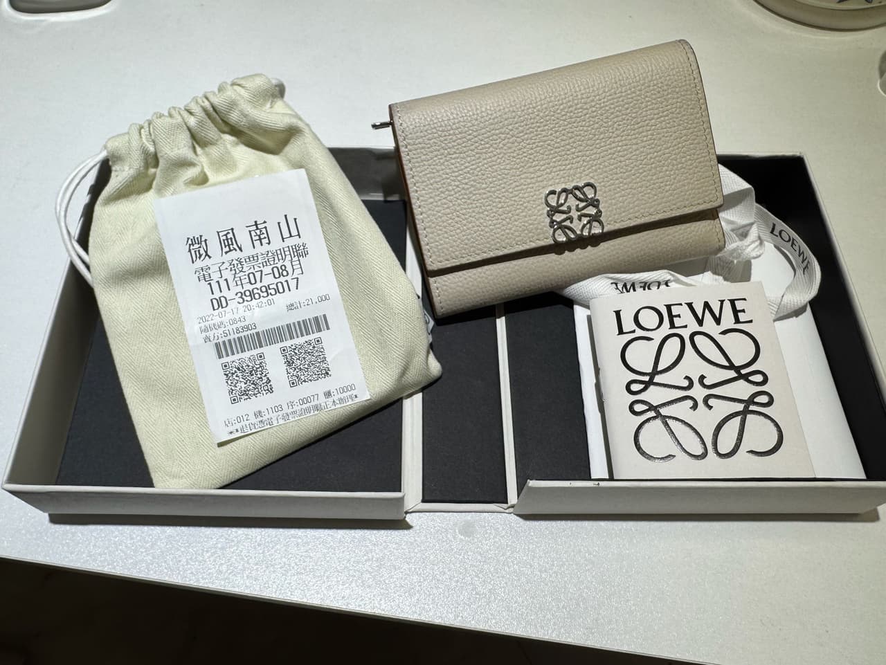 #我要賣 Loewe Anagram卵石紋三折短夾 已售 - 二手交易板 | Dcard