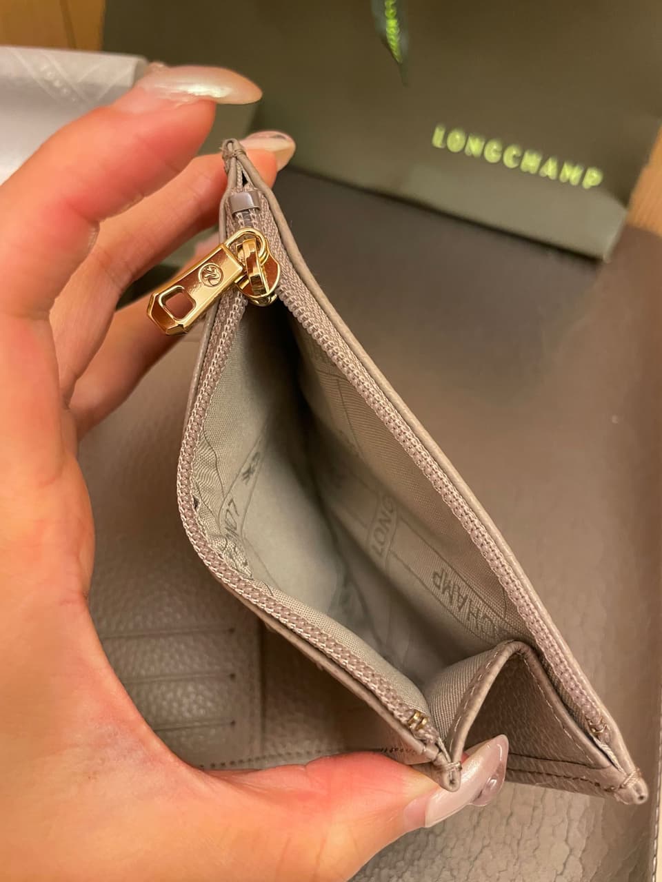 #我要賣 Longchamp 錢包/短夾 LE FOULONNÉ 系列 小型錢包 斑鳩色 - 二手交易板 | Dcard