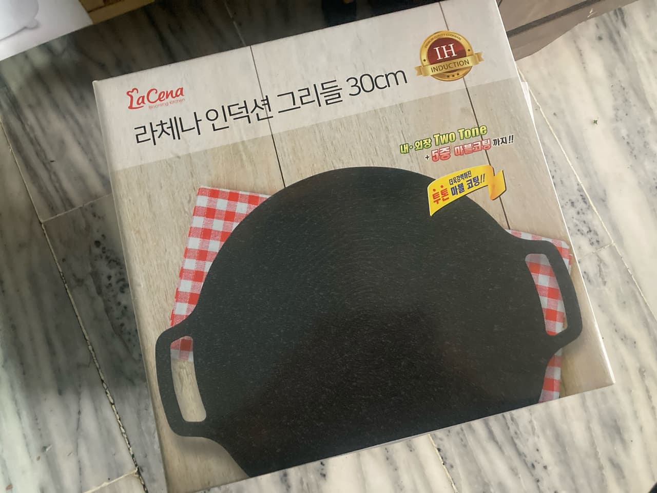 #我要賣 #售全新 韓國 LaCena 大理石重力鑄造淺型平底鍋 IH萬用烤盤30CM 韓國人氣 烤肉 平煎盤 電磁爐煎/煮/烤 露營烤盤 - 二手交易板 | Dcard