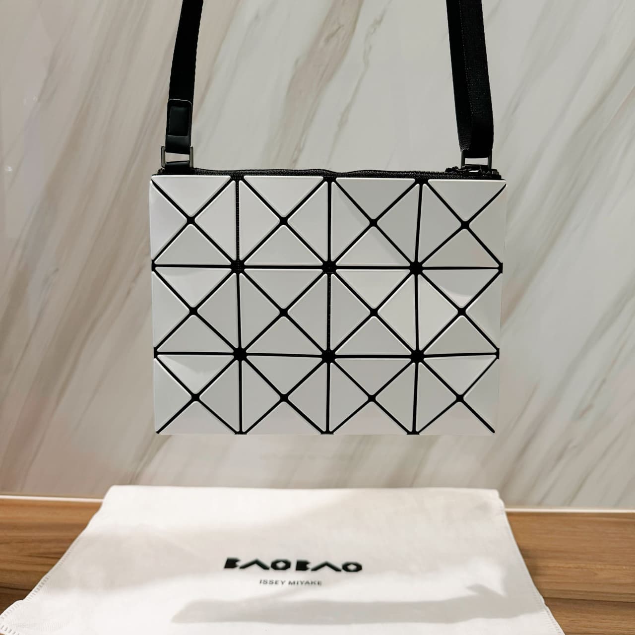 #我要賣 三宅一生BAOBAO 斜背白4X3 - 二手交易板 | Dcard
