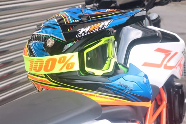 M2R X4.5 越野帽小心得 - 機車板 | Dcard