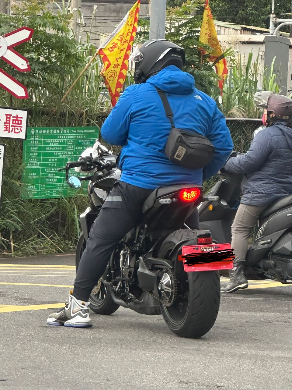 紅牌 路上看到一台紅牌詢問車種 重機板 Dcard