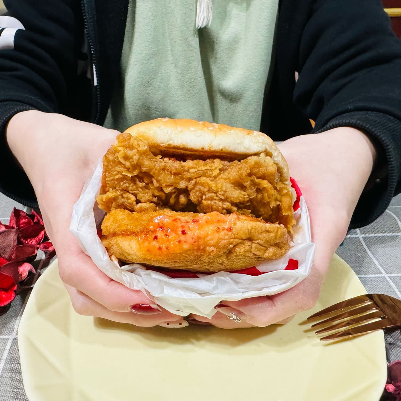 開箱｜KFC肯德基新品｜黃金魚子海陸Q蝦堡🦐 - 吧台小公主🌸 (@rilakkuma520) | Dcard