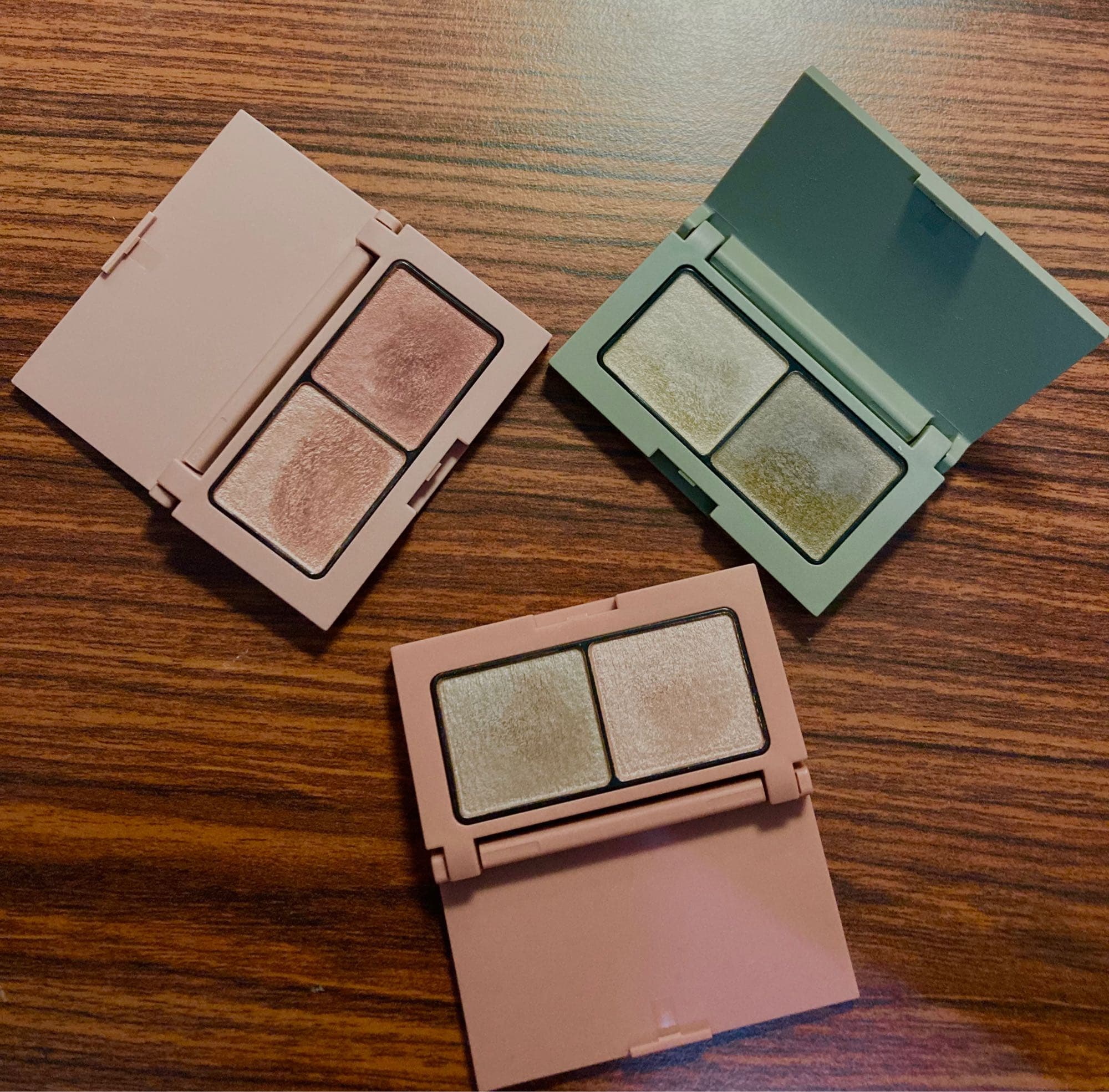 #試色 Ettusais艾杜紗雙色眼影 02、05、11 - 美妝板 | Dcard