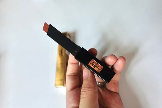 #開箱 YSL 奢華緞面絨霧唇膏 #316絲絨琥珀 不廢話開箱+試色 - 美妝板 | Dcard