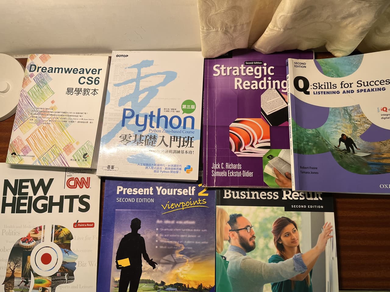賣書 北商四技應外用書（可面交） Python 200 Dreamweaver 200 Strategic Reading 100 (有寫字） New Heights 100 （有寫字 ...