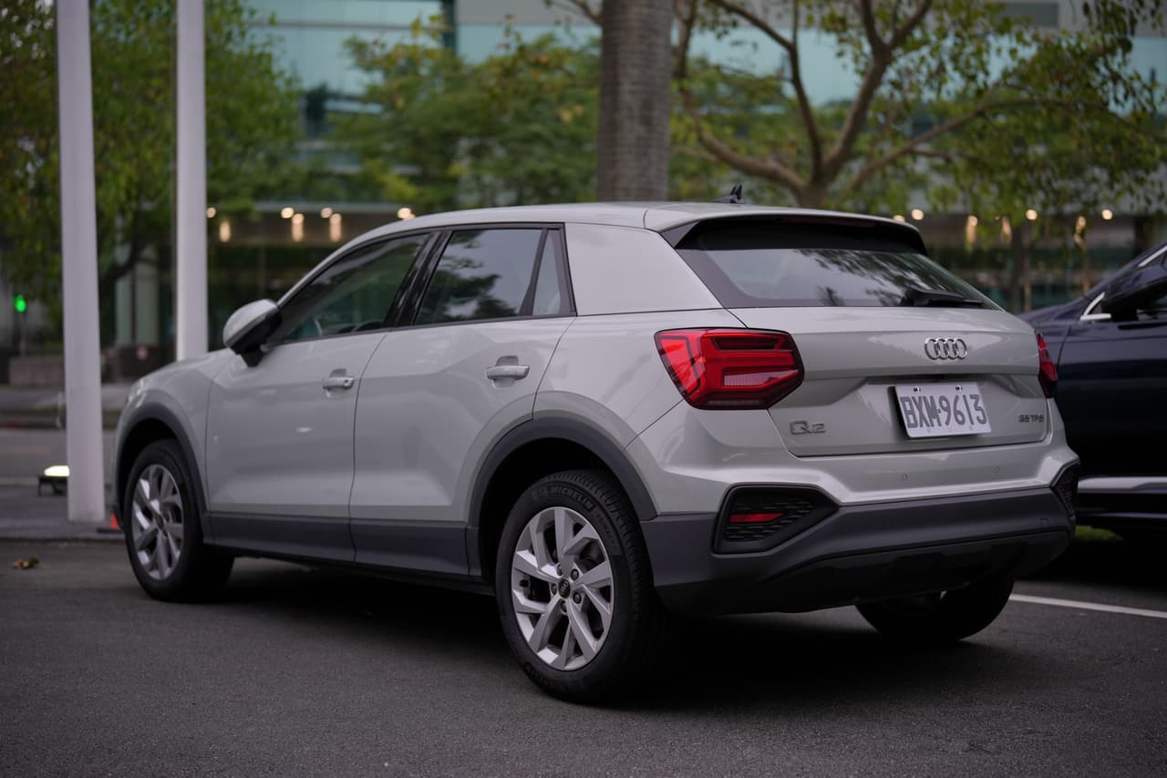 實車分享｜Audi Q2 35 TFSI Technik｜金屬朝露銀 Dew Silver N8 - ivanchen ...