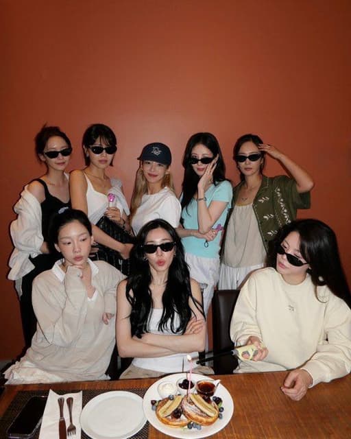 #分享 韓網熱門🔥好久不見的少女時代完整體合照 - 追星板 | Dcard