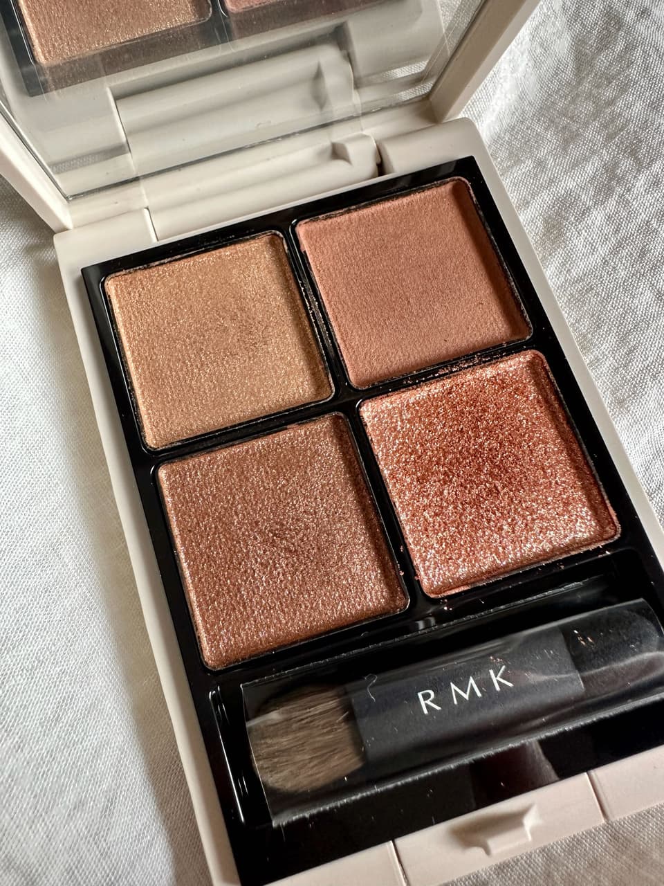 #分享 RMK立體調色眼盤03 試色分享 - 美妝板 | Dcard