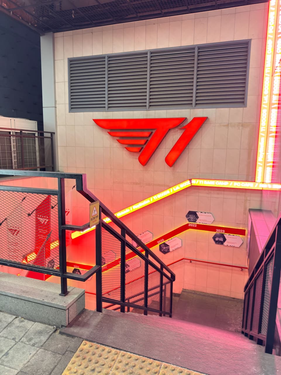 #分享 韓國電競景點心得分享 ｜T1網咖 T1咖啡廳 英雄聯盟 LOL Park 電競 心得 分享 體驗 韓國行程推薦 韓國自由行 LCK ...