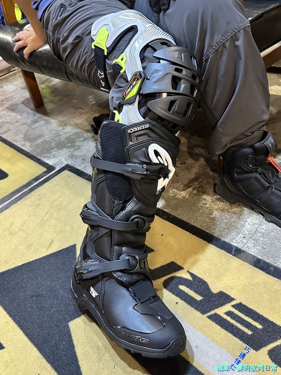 #人身部品 [部品開箱] Alpinestars Bionic-7 Knee Brace Set A星 機械腳 機械式護膝 越野 - 重機板 ...