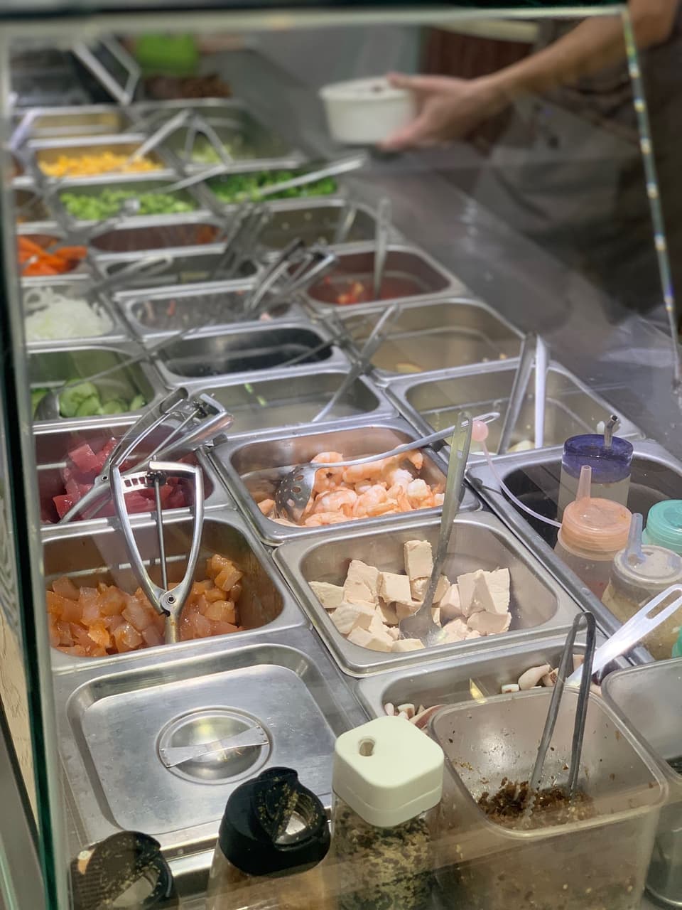 清爽、一口就被口感層次爆擊ㄉ「夏威夷生魚飯」！到底是什麼好吃的神奇食物！🥹｜Fancy poke 夏威夷生魚飯 西湖店 - 美食板 | Dcard