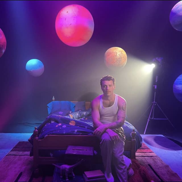 美國創作型男歌手Bazzi為慶祝《Cosmic》發行的五週年，釋出新單曲〈Eyes〉！ - Ricky (@ricky.cheng) | Dcard